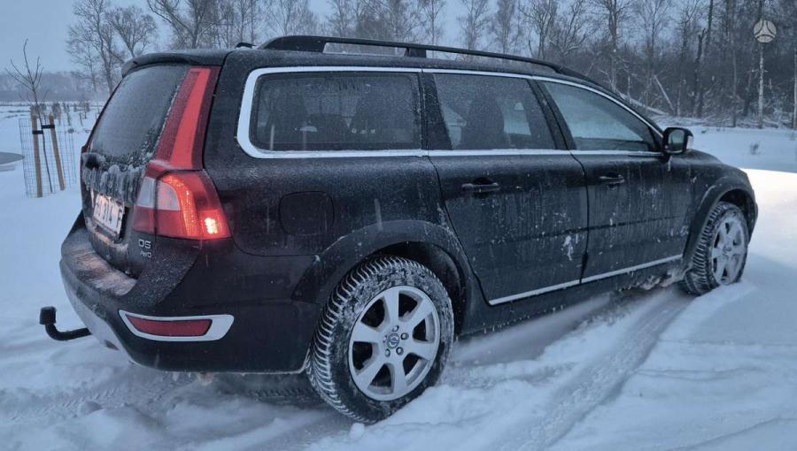 Black Volvo XC70 2011 in Utena, with an engine capacity of 2.40 L and mileage of 291 thousand km for 8250 €, photo 10 on AUTOMOTO.COM.LV