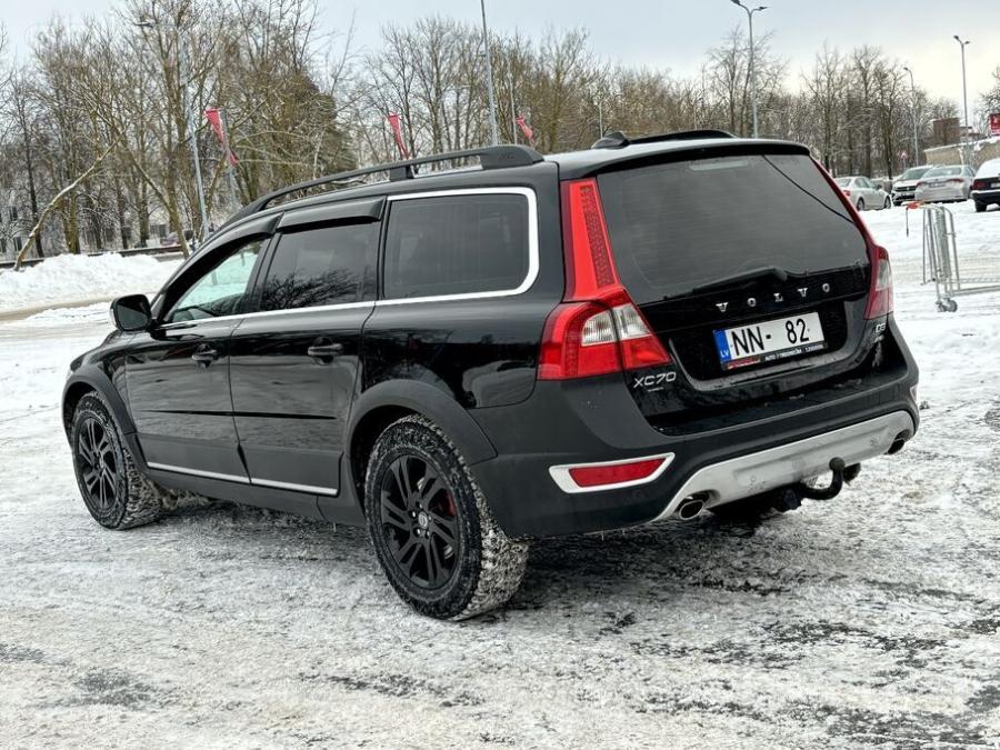 Black Volvo XC70 2011 in Riga, with an engine capacity of 2.40 L and mileage of 307 thousand km for 7900 €, photo 3 on AUTOMOTO.COM.LV