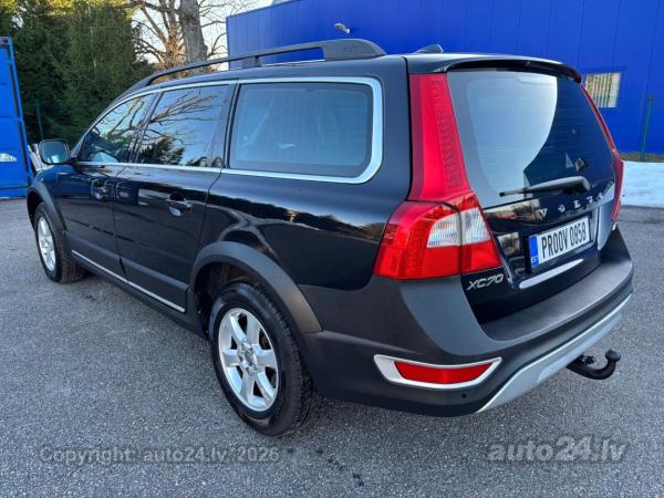 Black Volvo XC70 2011 in Paide, with an engine capacity of 2.00 L and mileage of 341 thousand km for 9390 €, photo 4 on AUTOMOTO.COM.LV