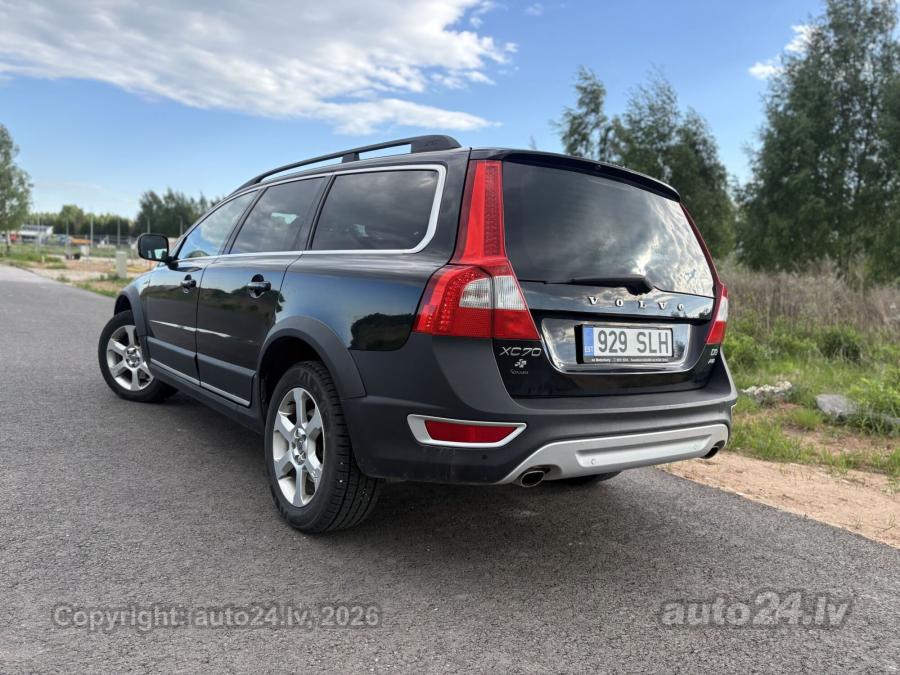 Black Volvo XC70 2011 in Voru, with an engine capacity of 2.40 L and mileage of 308 thousand km for 8999 €, photo 4 on AUTOMOTO.COM.LV