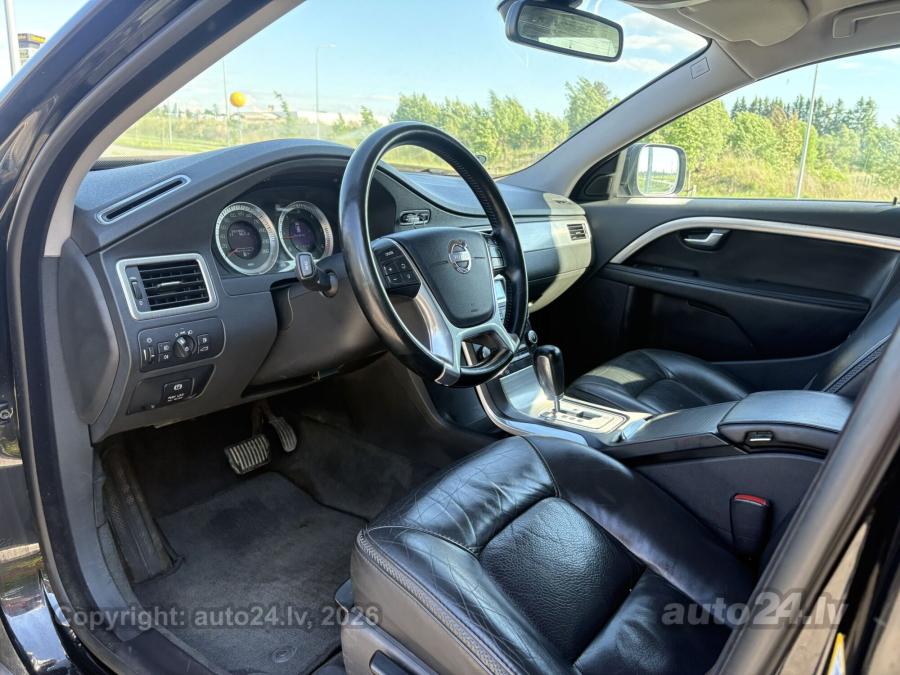 Black Volvo XC70 2011 in Voru, with an engine capacity of 2.40 L and mileage of 308 thousand km for 8999 €, photo 6 on AUTOMOTO.COM.LV
