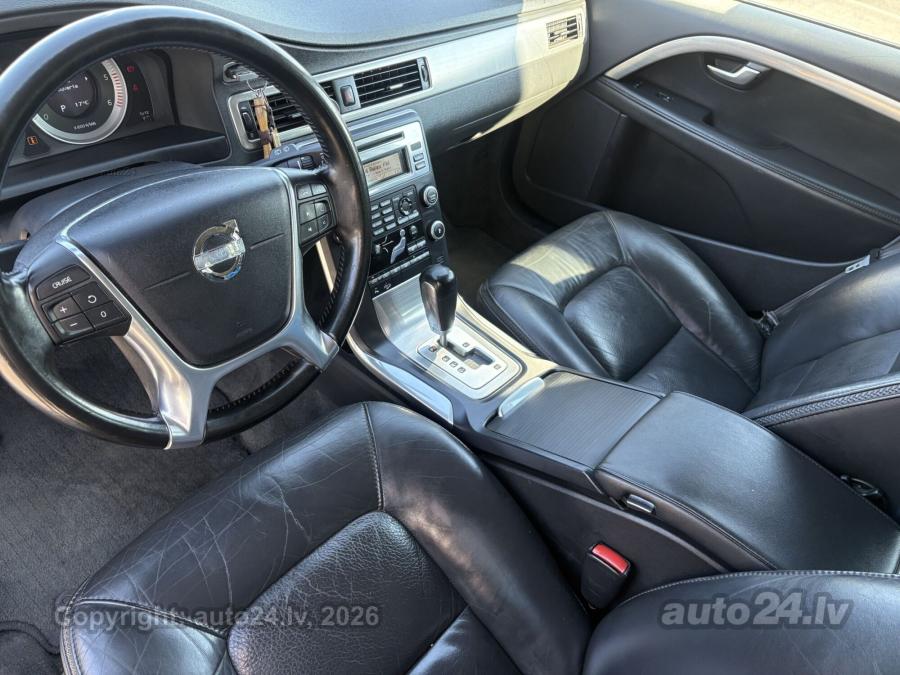 Black Volvo XC70 2011 in Voru, with an engine capacity of 2.40 L and mileage of 308 thousand km for 8999 €, photo 7 on AUTOMOTO.COM.LV