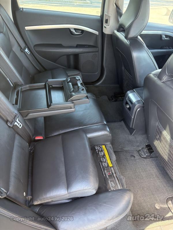 Black Volvo XC70 2011 in Voru, with an engine capacity of 2.40 L and mileage of 308 thousand km for 8999 €, photo 7 on AUTOMOTO.COM.LV