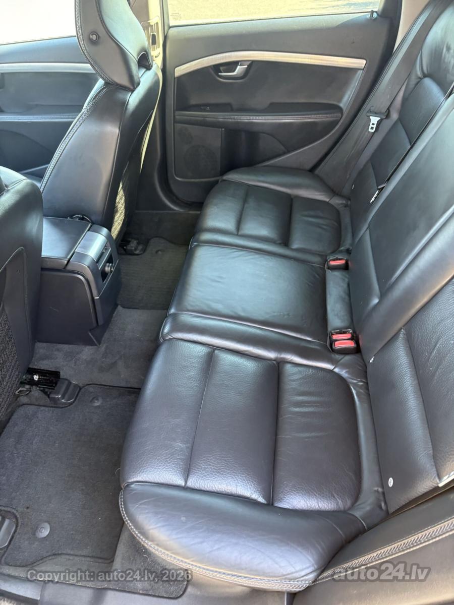 Black Volvo XC70 2011 in Voru, with an engine capacity of 2.40 L and mileage of 308 thousand km for 8999 €, photo 9 on AUTOMOTO.COM.LV