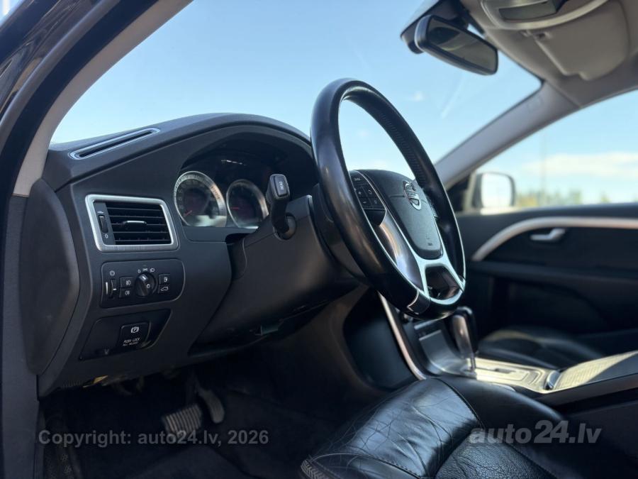 Black Volvo XC70 2011 in Voru, with an engine capacity of 2.40 L and mileage of 308 thousand km for 8999 €, photo 15 on AUTOMOTO.COM.LV