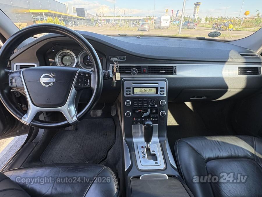 Black Volvo XC70 2011 in Voru, with an engine capacity of 2.40 L and mileage of 308 thousand km for 8999 €, photo 16 on AUTOMOTO.COM.LV
