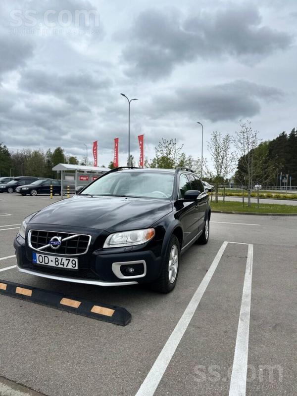 Black Volvo XC70 2011 in Riga, with an engine capacity of 2.40 L and mileage of 304 thousand km for 5000 €, photo 1 on AUTOMOTO.COM.LV
