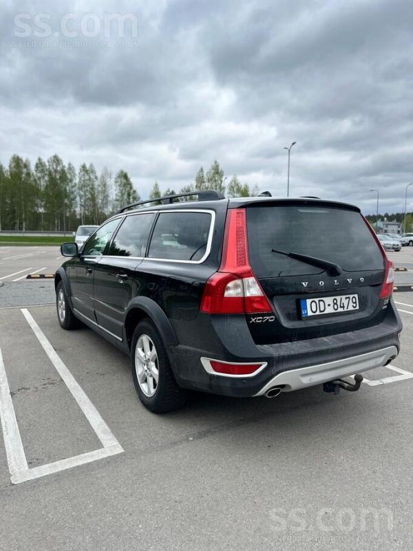 Black Volvo XC70 2011 in Riga, with an engine capacity of 2.40 L and mileage of 304 thousand km for 5000 €, photo 4 on AUTOMOTO.COM.LV