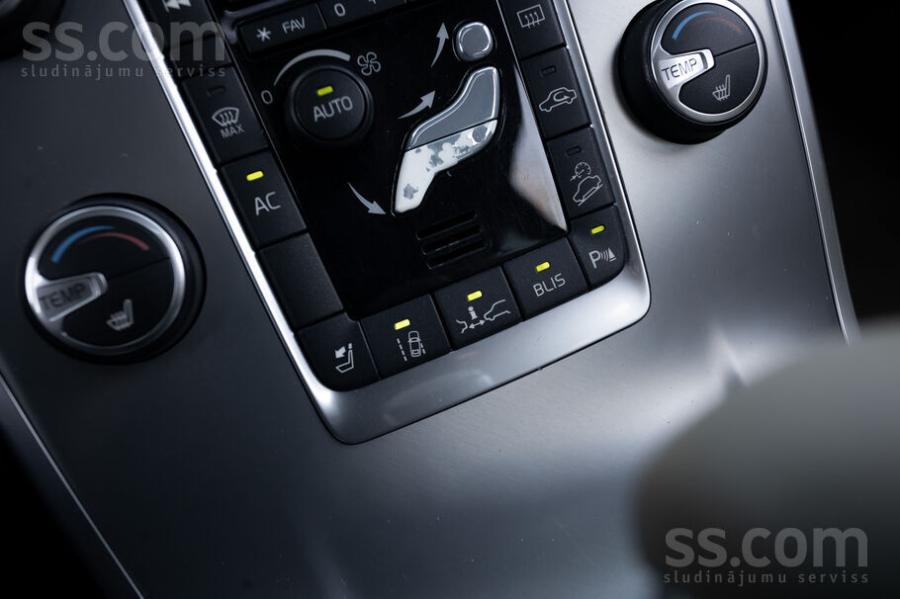 Melns Volvo XC70 2011 Jelgava, ar dzinēja tilpumu 2.40 L un nobraukumu 0 tūkst. km par 9150 €, foto 34 vietnē AUTOMOTO.COM.LV