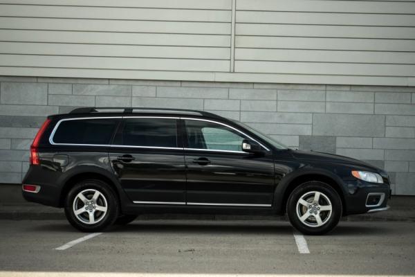 Black Volvo XC70 2011 in Riga, with an engine capacity of 2.40 L and mileage of 244 thousand km for 9390 €, photo 6 on AUTOMOTO.COM.LV