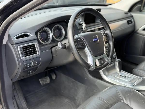 Black Volvo XC70 2011 in Riga, with an engine capacity of 2.40 L and mileage of 315 thousand km for 6500 €, photo 5 on AUTOMOTO.COM.LV