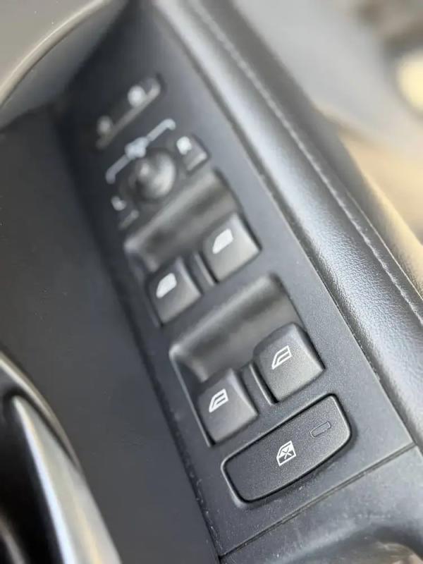 Black Volvo XC70 2011 in Riga, with an engine capacity of 2.40 L and mileage of 315 thousand km for 6500 €, photo 6 on AUTOMOTO.COM.LV