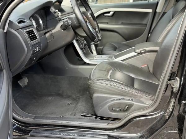 Black Volvo XC70 2011 in Riga, with an engine capacity of 2.40 L and mileage of 315 thousand km for 6500 €, photo 8 on AUTOMOTO.COM.LV