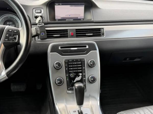Black Volvo XC70 2011 in Riga, with an engine capacity of 2.40 L and mileage of 315 thousand km for 6500 €, photo 9 on AUTOMOTO.COM.LV