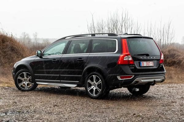 Black Volvo XC70 2011 in Riga, with an engine capacity of 2.40 L and mileage of 246 thousand km for 9995 €, photo 2 on AUTOMOTO.COM.LV