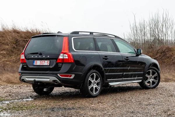 Black Volvo XC70 2011 in Riga, with an engine capacity of 2.40 L and mileage of 246 thousand km for 9995 €, photo 4 on AUTOMOTO.COM.LV