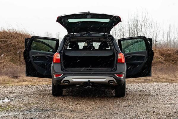 Black Volvo XC70 2011 in Riga, with an engine capacity of 2.40 L and mileage of 246 thousand km for 9995 €, photo 5 on AUTOMOTO.COM.LV