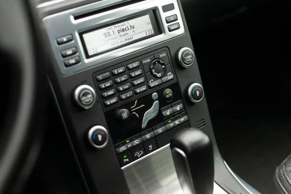 Black Volvo XC70 2011 in Riga, with an engine capacity of 2.40 L and mileage of 246 thousand km for 9995 €, photo 7 on AUTOMOTO.COM.LV