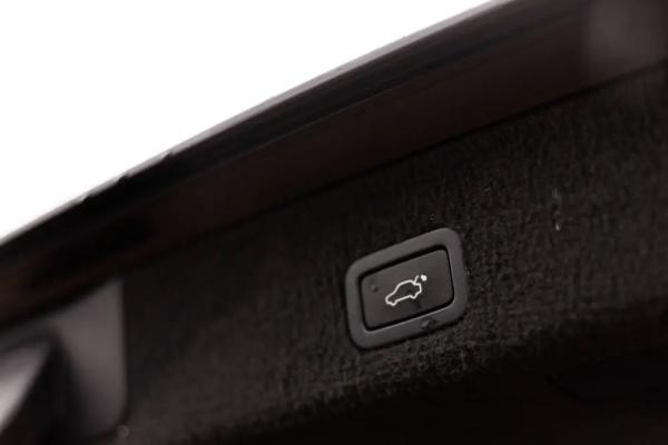 Black Volvo XC70 2011 in Riga, with an engine capacity of 2.40 L and mileage of 246 thousand km for 9995 €, photo 9 on AUTOMOTO.COM.LV