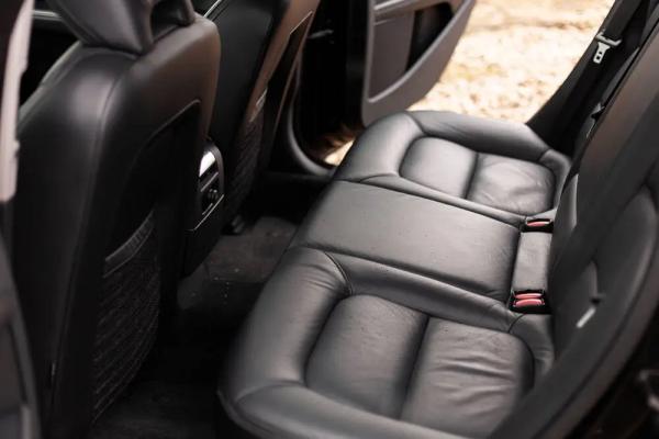 Black Volvo XC70 2011 in Riga, with an engine capacity of 2.40 L and mileage of 246 thousand km for 9995 €, photo 10 on AUTOMOTO.COM.LV