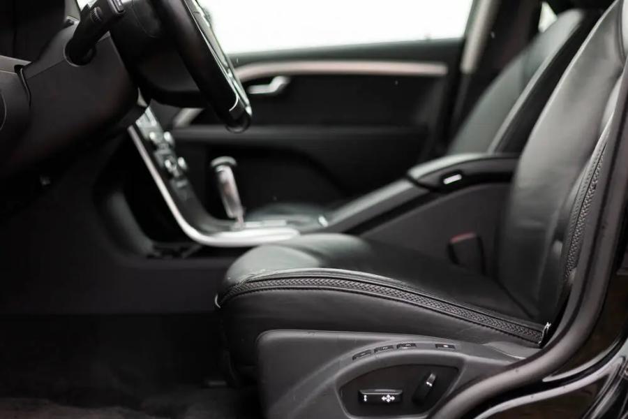 Melns Volvo XC70 2011 Rīga, ar dzinēja tilpumu 2.40 L un nobraukumu 246 tūkst. km par 9995 €, foto 14 vietnē AUTOMOTO.COM.LV