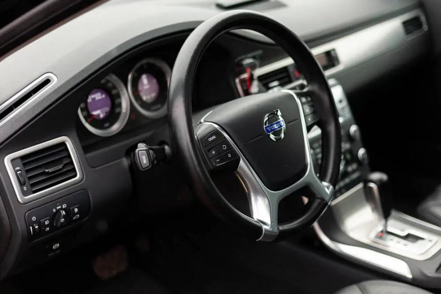 Melns Volvo XC70 2011 Rīga, ar dzinēja tilpumu 2.40 L un nobraukumu 246 tūkst. km par 9995 €, foto 15 vietnē AUTOMOTO.COM.LV