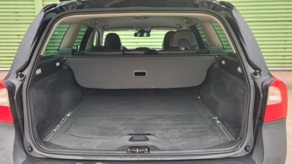 Black Volvo XC70 2011 in Riga, with an engine capacity of 2.40 L and mileage of 315 thousand km for 8450 €, photo 5 on AUTOMOTO.COM.LV