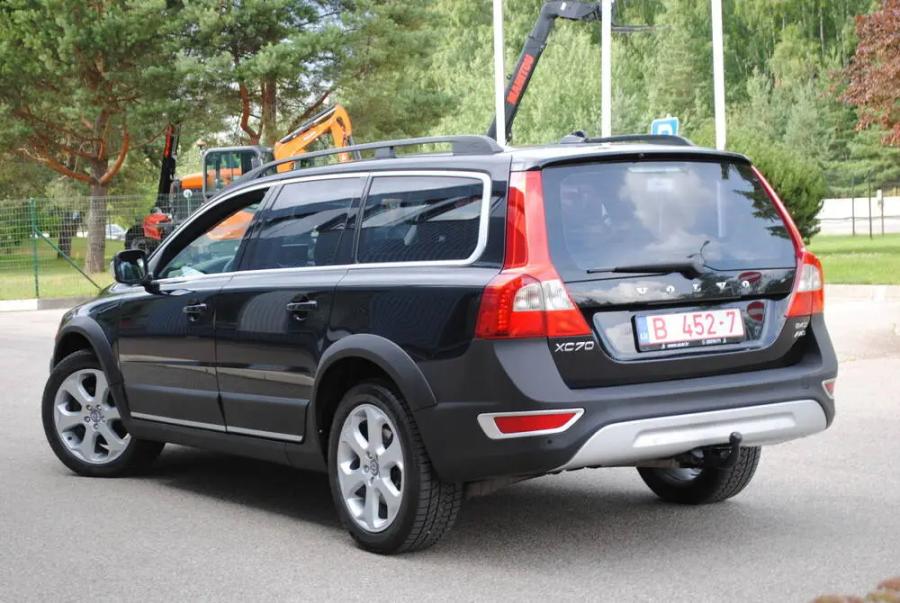 Black Volvo XC70 2011 in Riga, with an engine capacity of 2.40 L and mileage of 303 thousand km for 7490 €, photo 4 on AUTOMOTO.COM.LV