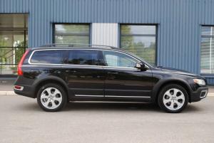 Black Volvo XC70 2011 in Riga, with an engine capacity of 2.40 L and mileage of 303 thousand km for 7490 €, photo 7 on AUTOMOTO.COM.LV