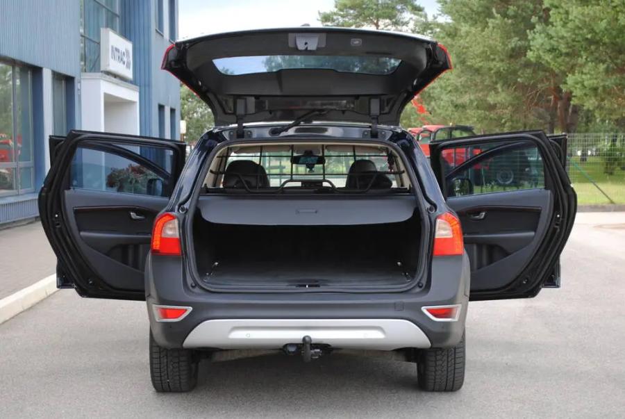 Black Volvo XC70 2011 in Riga, with an engine capacity of 2.40 L and mileage of 303 thousand km for 7490 €, photo 9 on AUTOMOTO.COM.LV