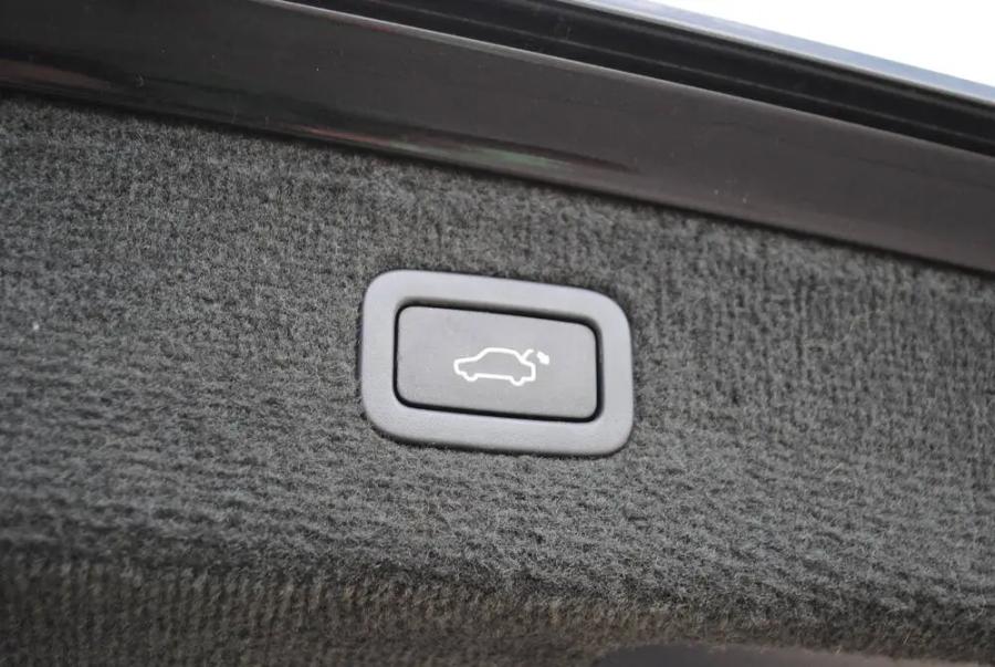 Black Volvo XC70 2011 in Riga, with an engine capacity of 2.40 L and mileage of 303 thousand km for 7490 €, photo 12 on AUTOMOTO.COM.LV