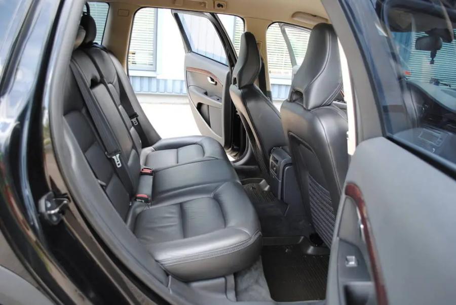Black Volvo XC70 2011 in Riga, with an engine capacity of 2.40 L and mileage of 303 thousand km for 7490 €, photo 13 on AUTOMOTO.COM.LV
