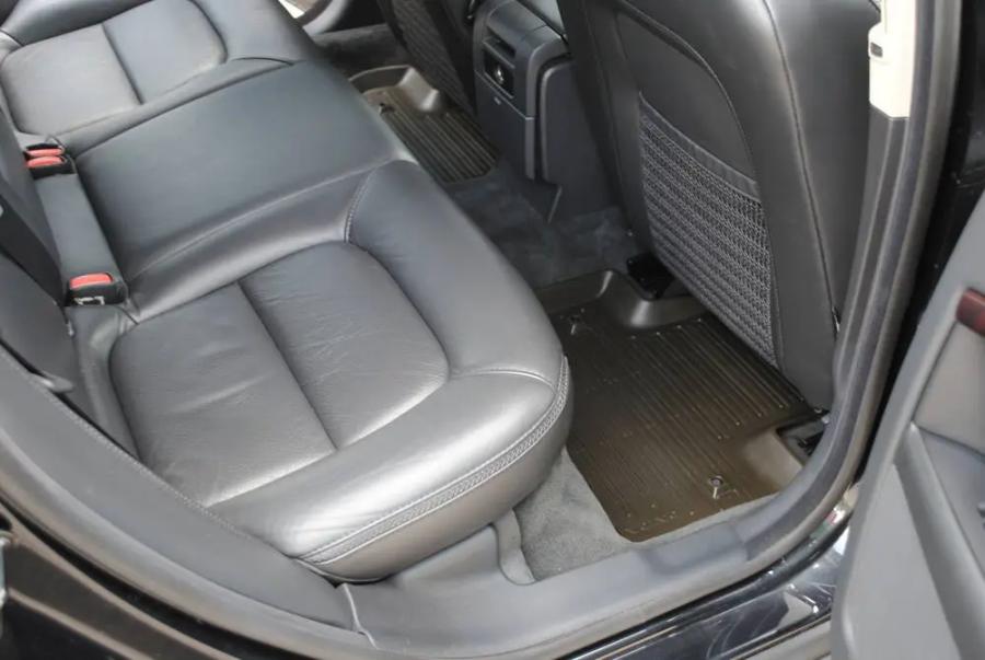 Black Volvo XC70 2011 in Riga, with an engine capacity of 2.40 L and mileage of 303 thousand km for 7490 €, photo 14 on AUTOMOTO.COM.LV