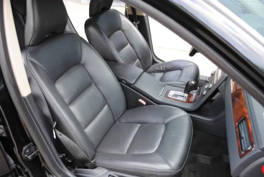 Black Volvo XC70 2011 in Riga, with an engine capacity of 2.40 L and mileage of 303 thousand km for 7490 €, photo 15 on AUTOMOTO.COM.LV