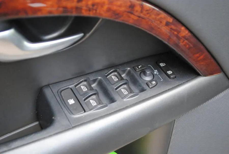 Black Volvo XC70 2011 in Riga, with an engine capacity of 2.40 L and mileage of 303 thousand km for 7490 €, photo 19 on AUTOMOTO.COM.LV