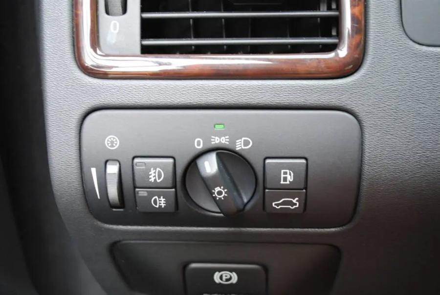 Black Volvo XC70 2011 in Riga, with an engine capacity of 2.40 L and mileage of 303 thousand km for 7490 €, photo 21 on AUTOMOTO.COM.LV