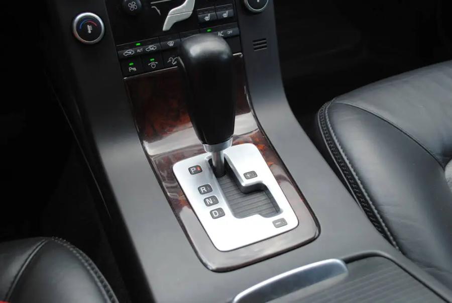 Black Volvo XC70 2011 in Riga, with an engine capacity of 2.40 L and mileage of 303 thousand km for 7490 €, photo 22 on AUTOMOTO.COM.LV
