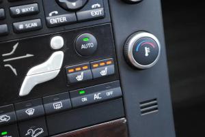 Black Volvo XC70 2011 in Riga, with an engine capacity of 2.40 L and mileage of 303 thousand km for 7490 €, photo 24 on AUTOMOTO.COM.LV
