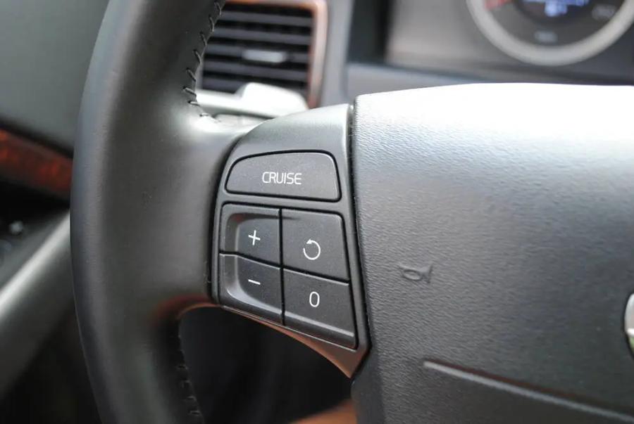 Black Volvo XC70 2011 in Riga, with an engine capacity of 2.40 L and mileage of 303 thousand km for 7490 €, photo 29 on AUTOMOTO.COM.LV