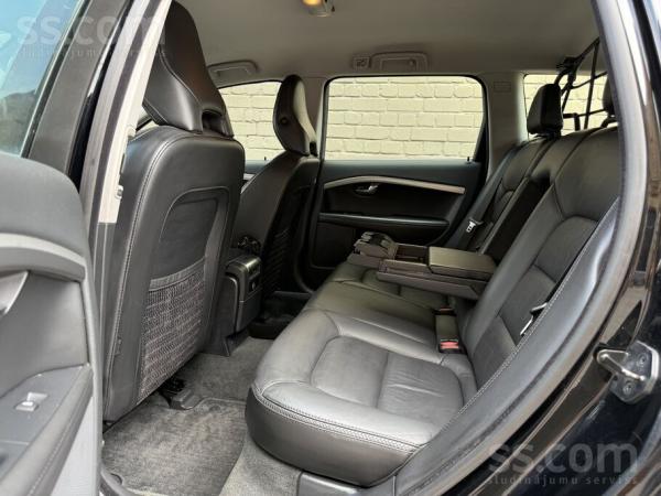 Black Volvo XC70 2011 in Riga, with an engine capacity of 2.40 L and mileage of 291 thousand km for 8850 €, photo 8 on AUTOMOTO.COM.LV