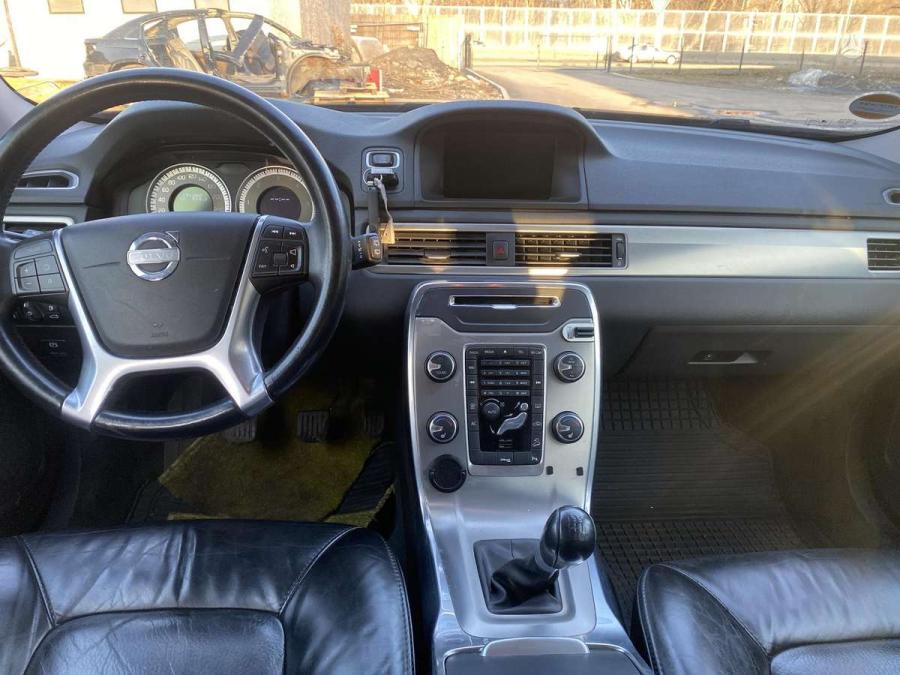 Black Volvo XC70 2011 in Riga, with an engine capacity of 2.40 L and mileage of 292 thousand km for 8200 €, photo 7 on AUTOMOTO.COM.LV