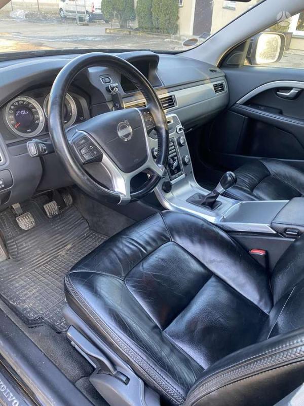 Black Volvo XC70 2011 in Riga, with an engine capacity of 2.40 L and mileage of 292 thousand km for 8200 €, photo 8 on AUTOMOTO.COM.LV