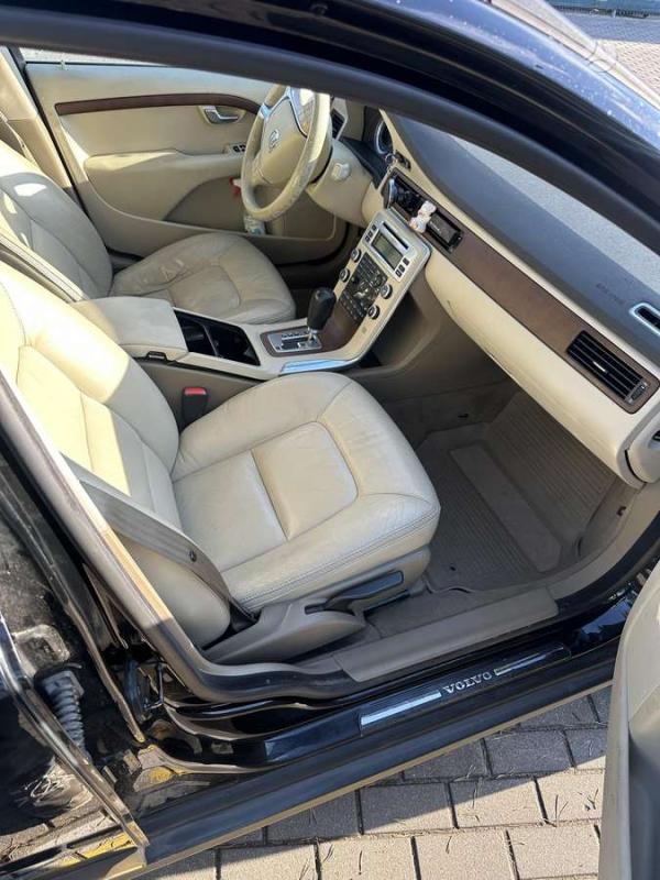 Black Volvo XC70 2011 in Kaunas, with an engine capacity of 2.40 L and mileage of 359 thousand km for 4999 €, photo 11 on AUTOMOTO.COM.LV