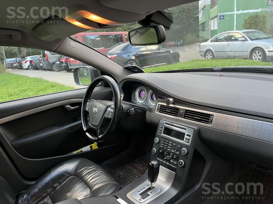 Black Volvo XC70 2011 in Riga, with an engine capacity of 2.40 L and mileage of 356 thousand km for 5900 €, photo 7 on AUTOMOTO.COM.LV