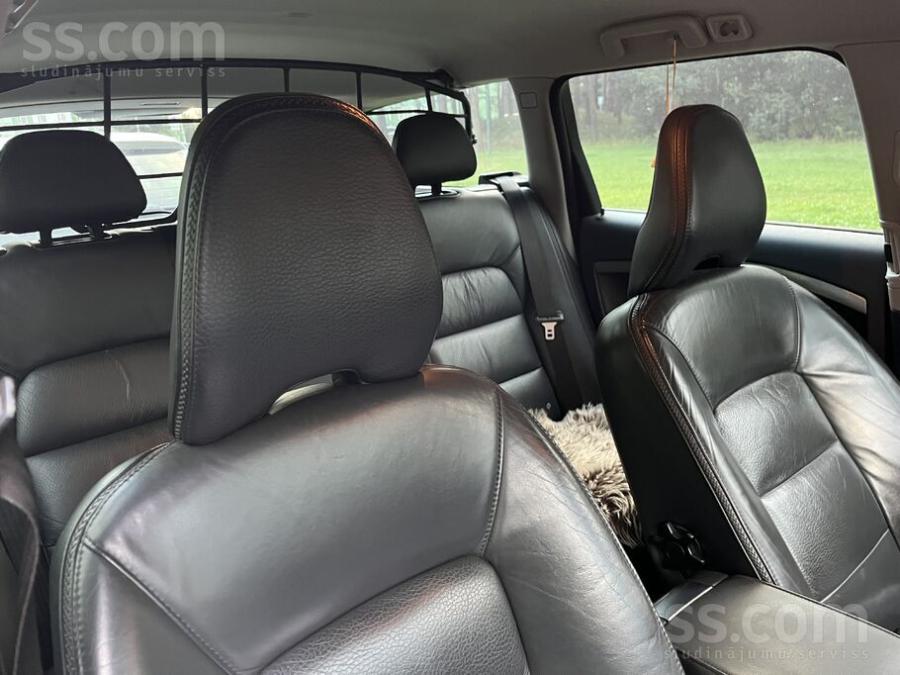 Black Volvo XC70 2011 in Riga, with an engine capacity of 2.40 L and mileage of 356 thousand km for 5900 €, photo 8 on AUTOMOTO.COM.LV