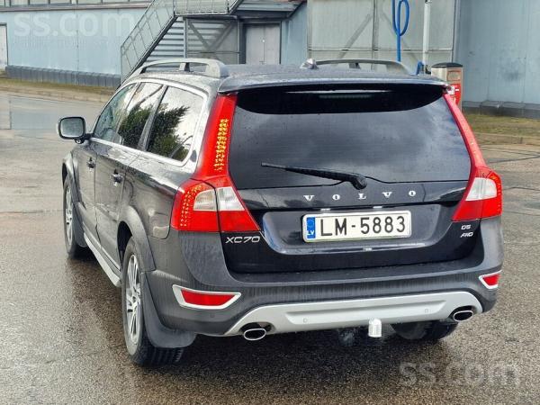Black Volvo XC70 2012 in Riga, with an engine capacity of 2.40 L and mileage of 372 thousand km for 7900 €, photo 4 on AUTOMOTO.COM.LV