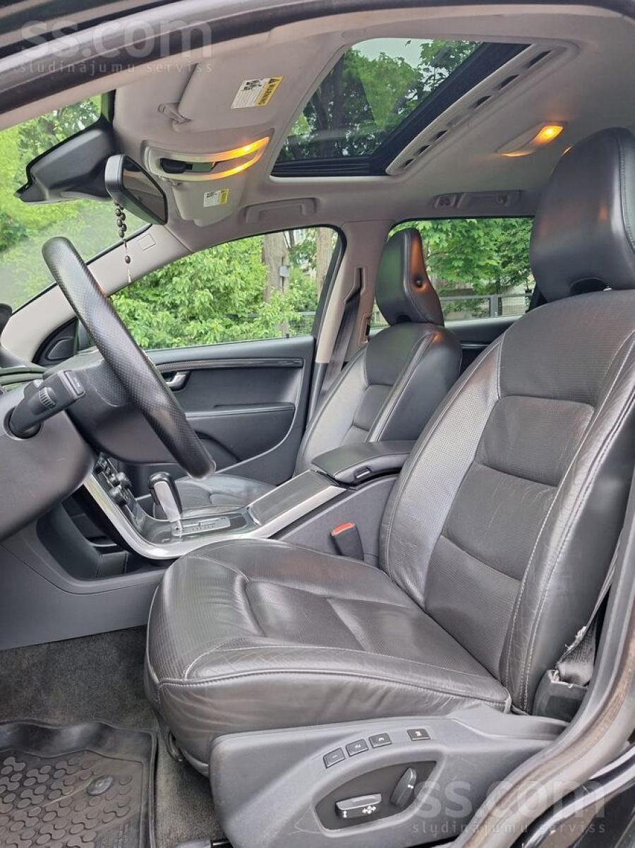 Black Volvo XC70 2012 in Riga, with an engine capacity of 3.20 L and mileage of 341 thousand km for 4500 €, photo 7 on AUTOMOTO.COM.LV