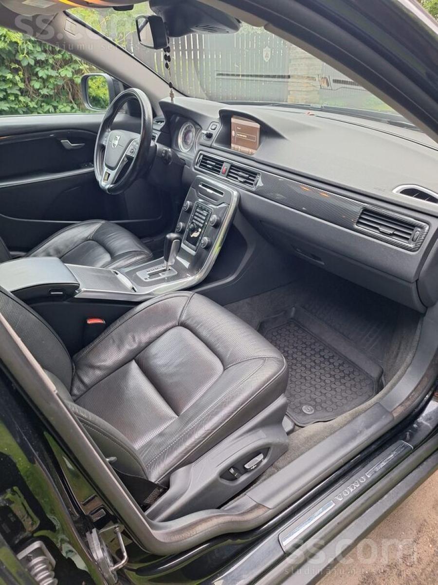 Black Volvo XC70 2012 in Riga, with an engine capacity of 3.20 L and mileage of 341 thousand km for 4500 €, photo 8 on AUTOMOTO.COM.LV