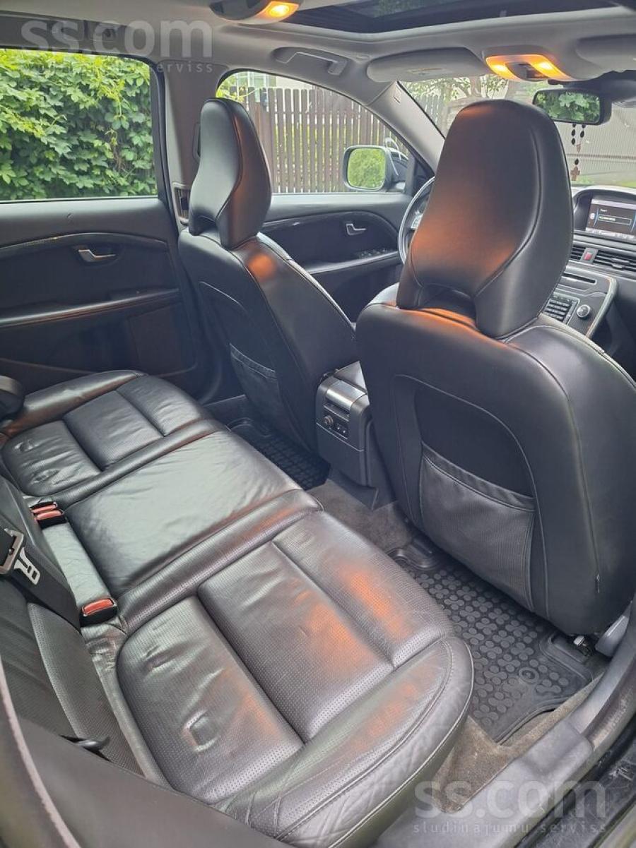 Black Volvo XC70 2012 in Riga, with an engine capacity of 3.20 L and mileage of 341 thousand km for 4500 €, photo 9 on AUTOMOTO.COM.LV