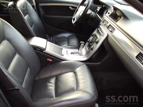 Black Volvo XC70 2012 in Riga, with an engine capacity of 2.40 L and mileage of 244 thousand km for 10000 €, photo 6 on AUTOMOTO.COM.LV